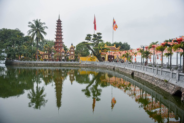 Series of famous monuments in Hanoi closed, visitors, stand watching ...