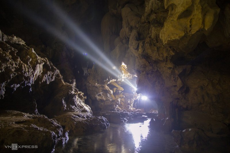 Newly discovered underground stream in the cave » Vietnam News - Latest ...