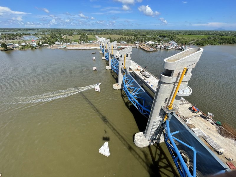 Close-up of Vietnam's "super" largest irrigation culvert, with 11 "huge ...