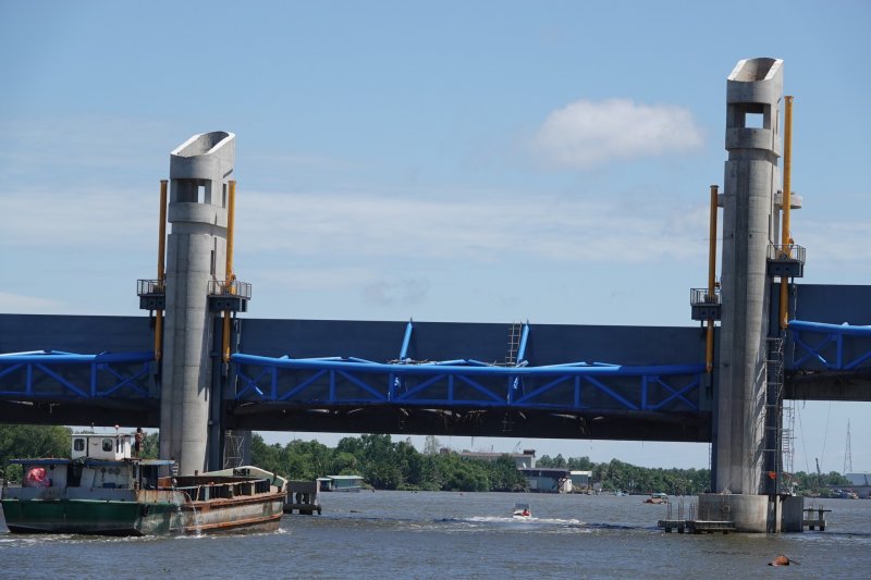 Close-up of Vietnam's "super" largest irrigation culvert, with 11 "huge ...