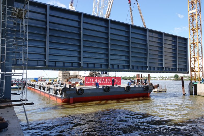 Close-up of Vietnam's "super" largest irrigation culvert, with 11 "huge ...