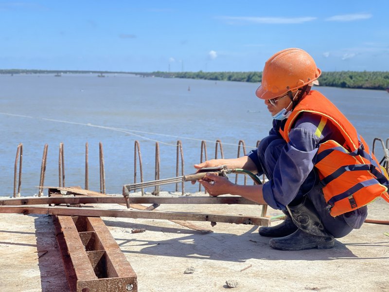 Close-up of Vietnam's "super" largest irrigation culvert, with 11 "huge ...