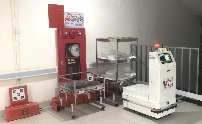Medical transportation robots made in Vietnam deployed at COVID ...