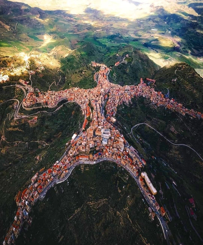 Centuripe The Sicily Village That Has The Weirdest Shape In The World ...