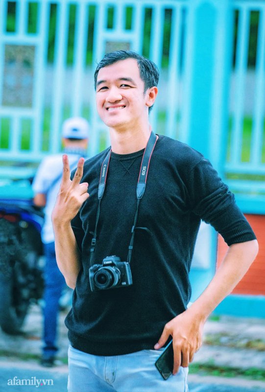 Nhut Minh – The guy who is famous for giving the poor the “most expensive bread in Vietnam ...