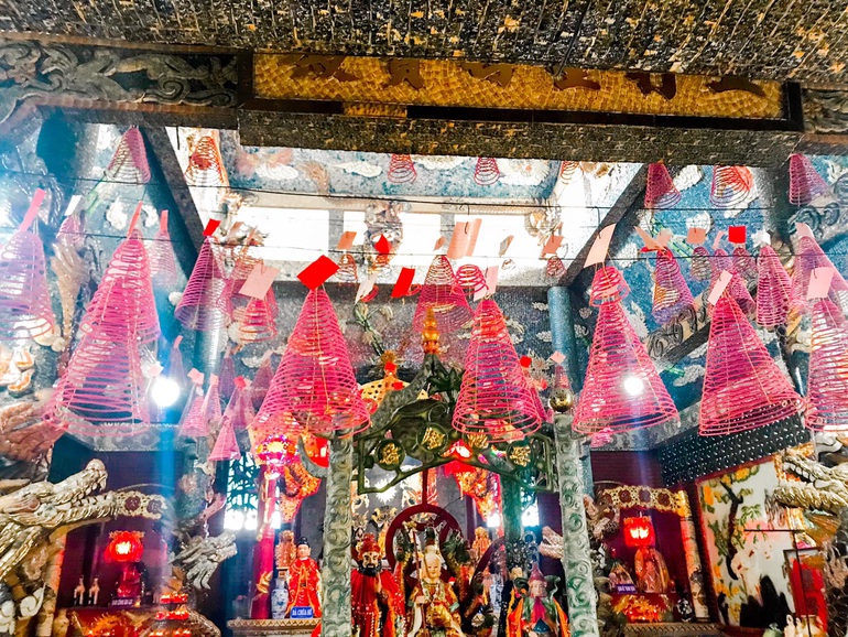 The 300-year-old temple “floats” in the middle of the Saigon River ...