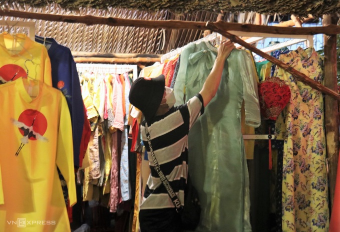 Ong Do Street in Ho Chi Minh City is crowded before Tet » Vietnam News ...