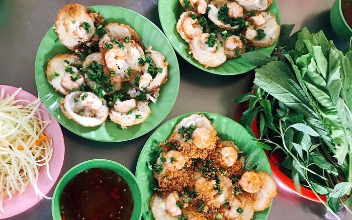 8 delicious Banh Khot shops in Vung Tau, visitors go in and out ...