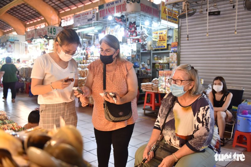 Market in Saigon was ‘happy again’, lights on until late at night ...