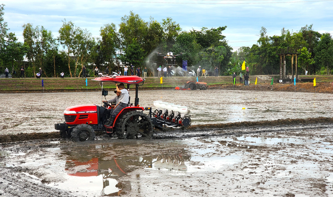 Mechanization helps farmers access 'precision agriculture' » Vietnam ...