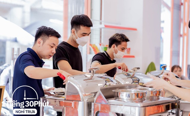 Buffet rice is only 1$ / serving, many office workers who were ...