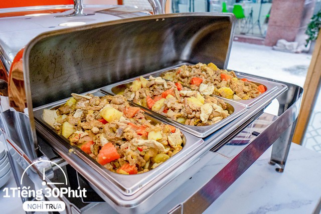 Buffet rice is only 1$ / serving, many office workers who were ...