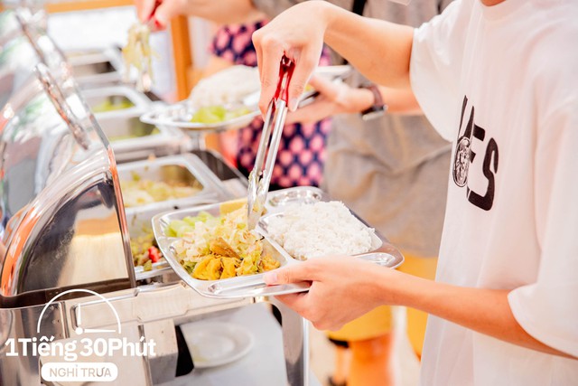 Buffet rice is only 1$ / serving, many office workers who were ...