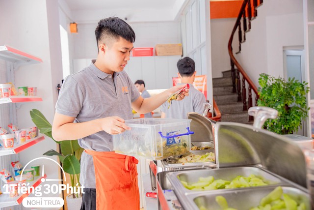 Buffet rice is only 1$ / serving, many office workers who were ...