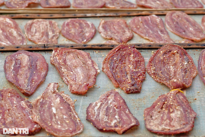 Processing half a ton of snakes per day in the floating season, drying ...