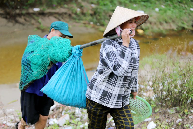 Rushing to the sea to pick up shells » Vietnam News - Latest Updates ...