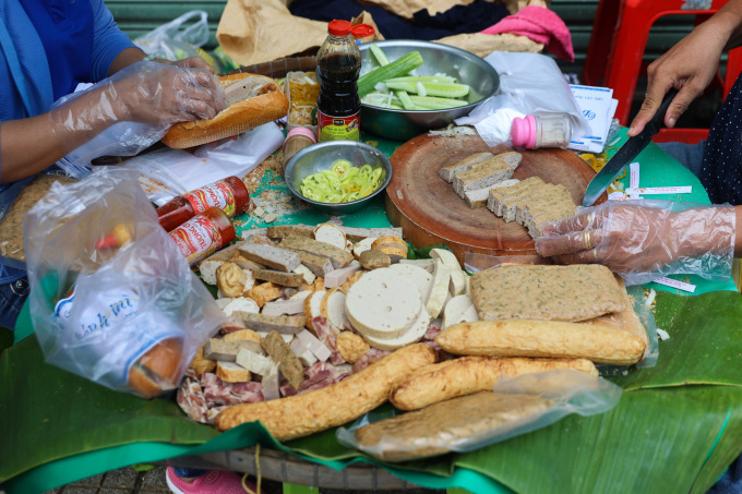 North bread for more than 70 years on the sidewalk of Saigon » Vietnam ...