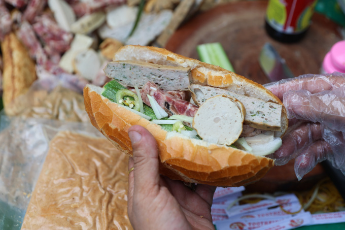 North bread for more than 70 years on the sidewalk of Saigon » Vietnam ...