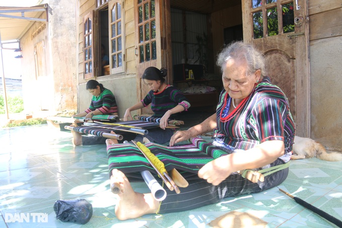 Three generations of Ma people preserve the value of brocade in the ...