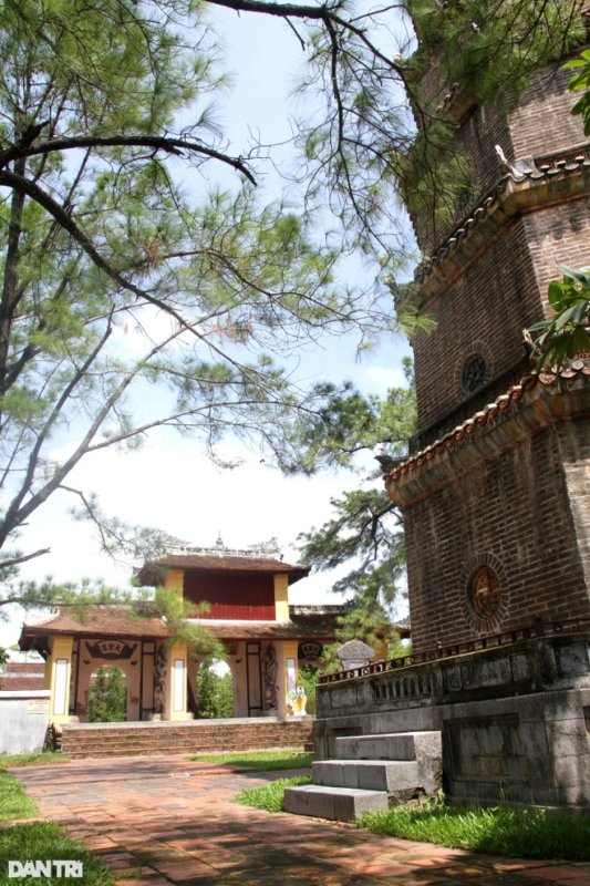 The “mystery” of the dragon painting is hidden at the gate of Thien Mu ...