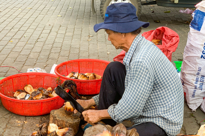 Western couple selling strange coconut dishes, attracting customers ...