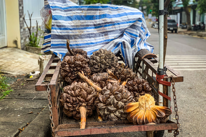 Western couple selling strange coconut dishes, attracting customers ...