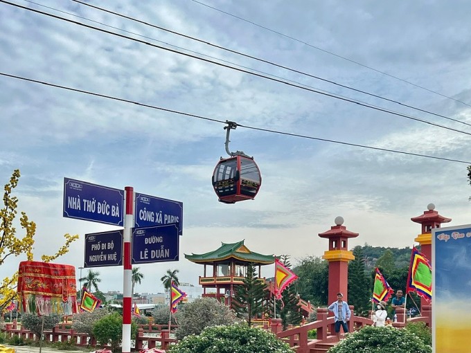 Many check-in points at the walking street of Sam Mountain Cable Car ...