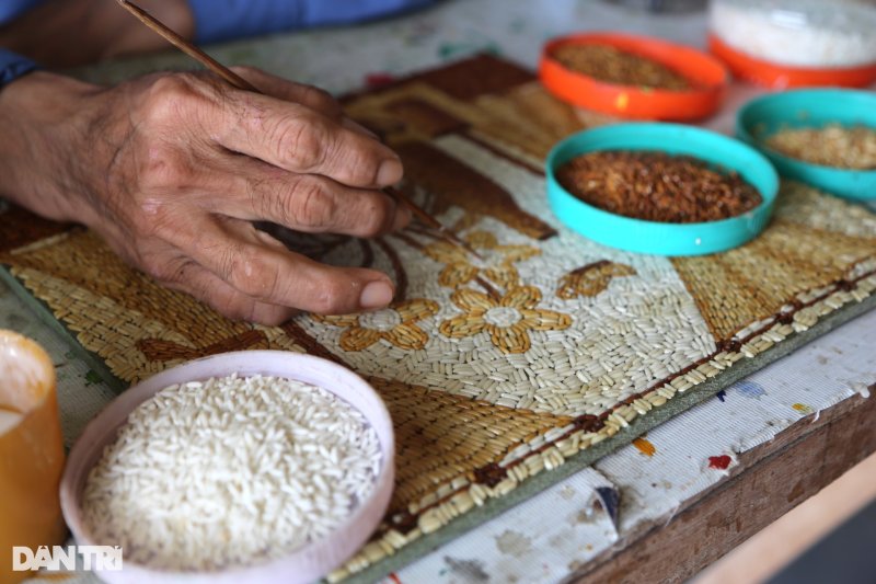 The disabled man turns inanimate rice grains into million-dong ...