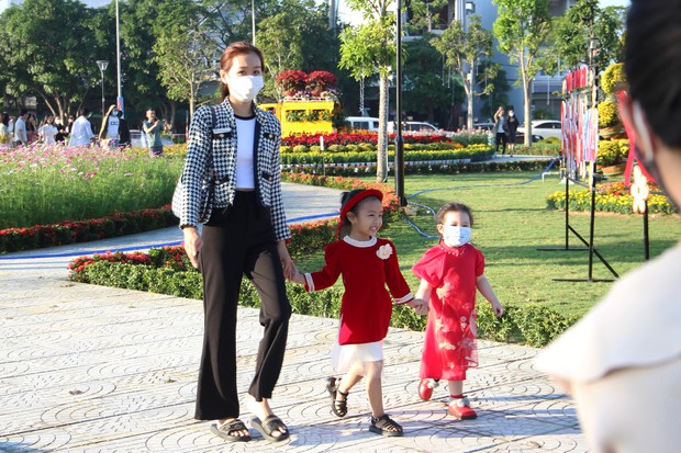 Young people in Da Nang are busy checking in to the spring flower ...