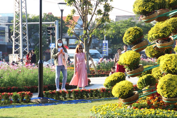 Young people in Da Nang are busy checking in to the spring flower ...