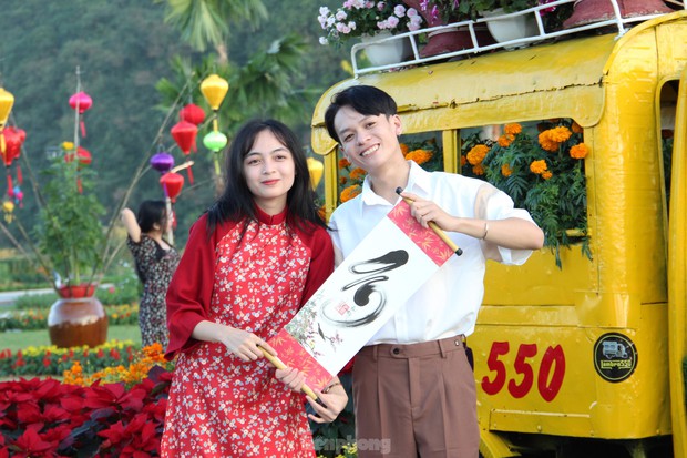 Young people in Da Nang are busy checking in to the spring flower ...