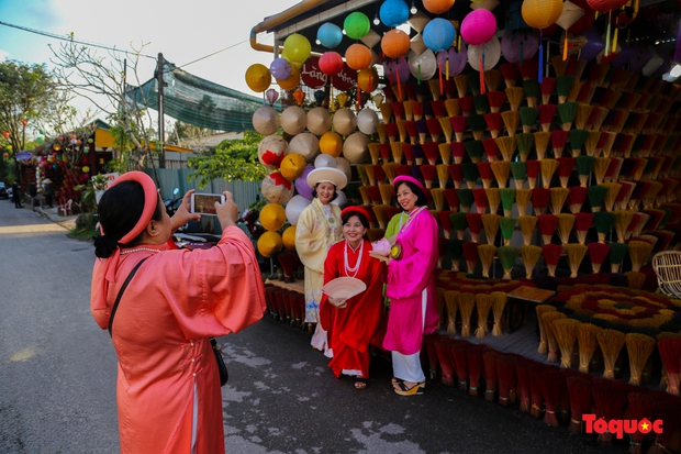 Thuy Xuan incense village “holds on” tourists when coming to Hue ...