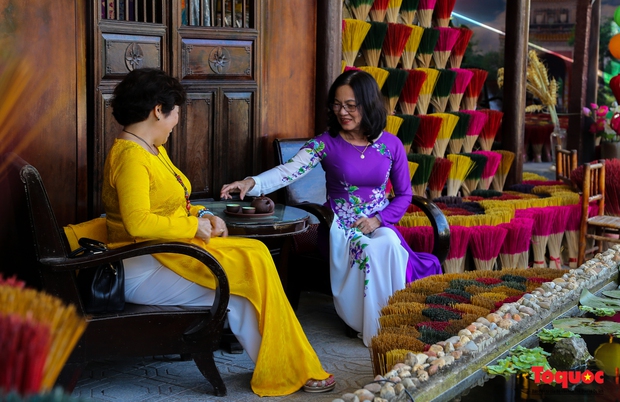 Thuy Xuan incense village “holds on” tourists when coming to Hue ...