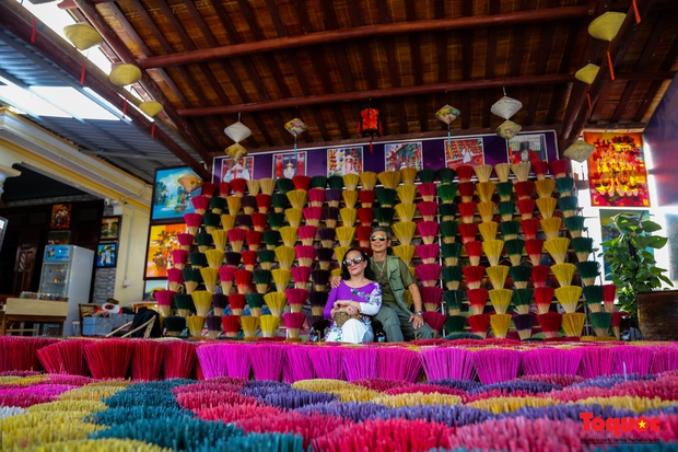 Thuy Xuan incense village “holds on” tourists when coming to Hue ...