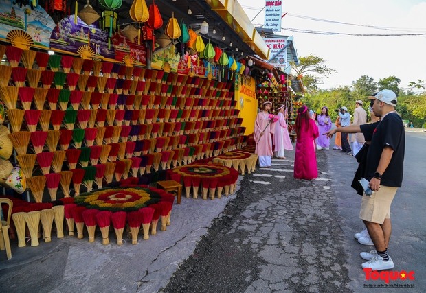 Thuy Xuan incense village “holds on” tourists when coming to Hue ...