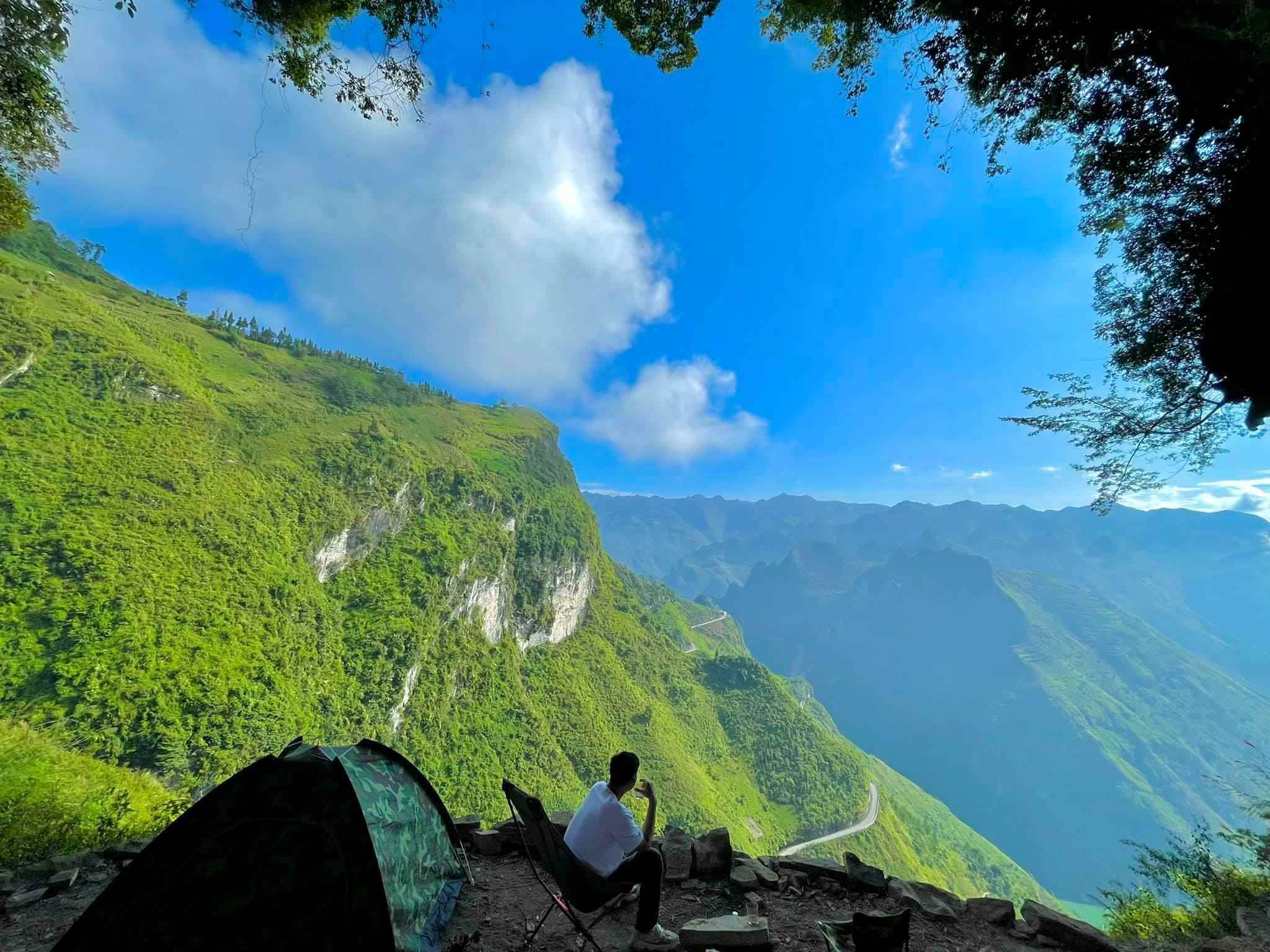 Camping on craggy cliffs in Ha Giang, Vietnam unforgettable experience in life » Vietnam News ...
