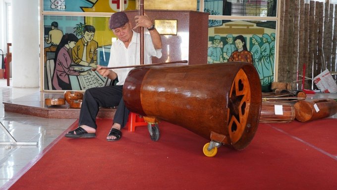Artists make musical instruments from coconut trees » Vietnam News ...
