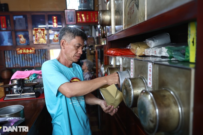 The 70-year-old tea shop in Ho Chi Minh City, priced at 10 million VND ...