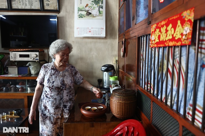 The 70-year-old tea shop in Ho Chi Minh City, priced at 10 million VND ...